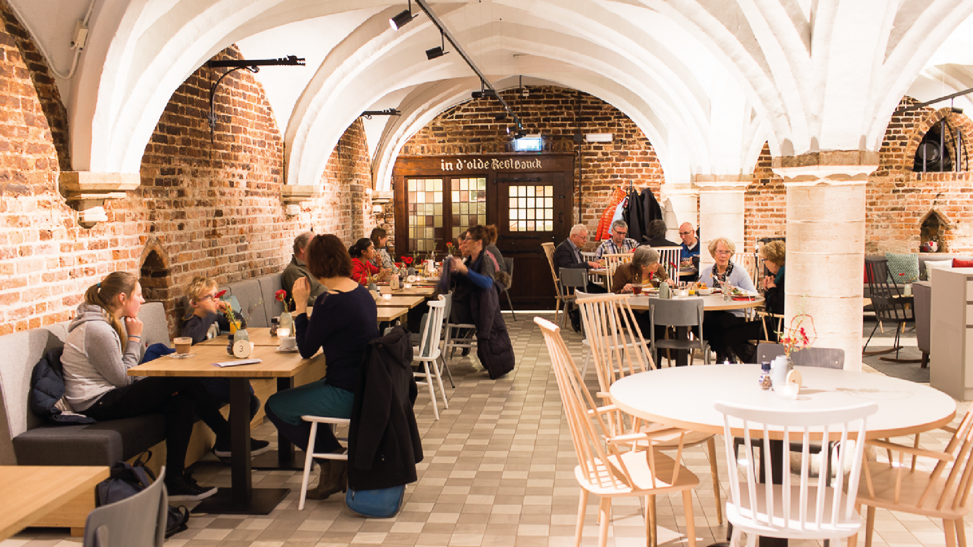 In de Roos & Raadskelder - Lunchen, dineren en vergaderen